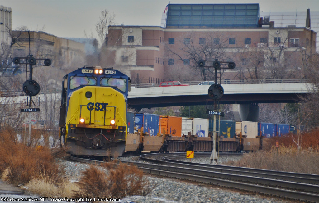 CSX 4542 fronts Q137 past Exchange St.
